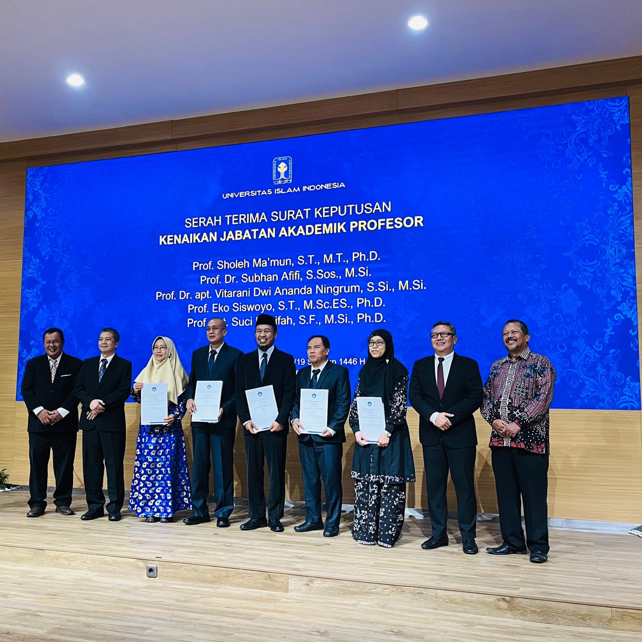 Dosen Prodi Ilmu Komunikasi Terima Gelar Profesor Bidang Komunikasi ...
